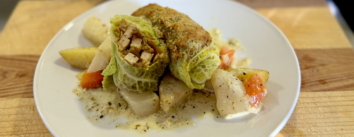 Wirsingwickel auf gerahmten Kartoffel-Navet-Gemüse aus dem Ofen ...